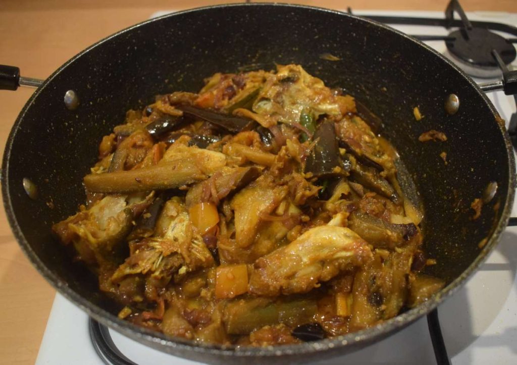 Begun diye macher matha | Macher matha diye recipe | Fish head recipes ...