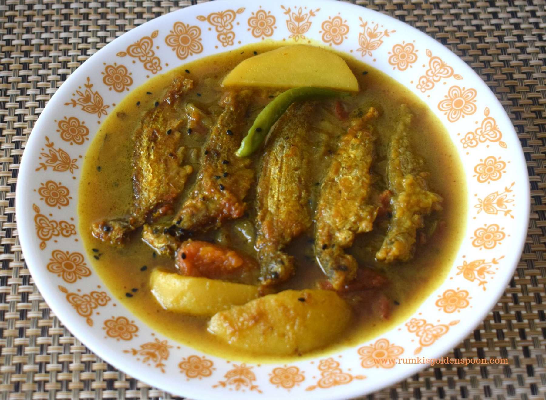 Kajoli (Bashpata) Macher Aloo Peyaj Diye Jhol | Kajoli Fish Curry with ...
