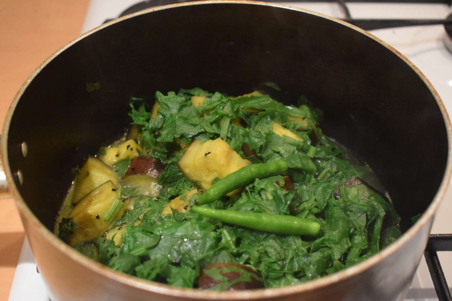 Palong shaak recipe | Begun diye palong shaak | Bengali palak saag ...