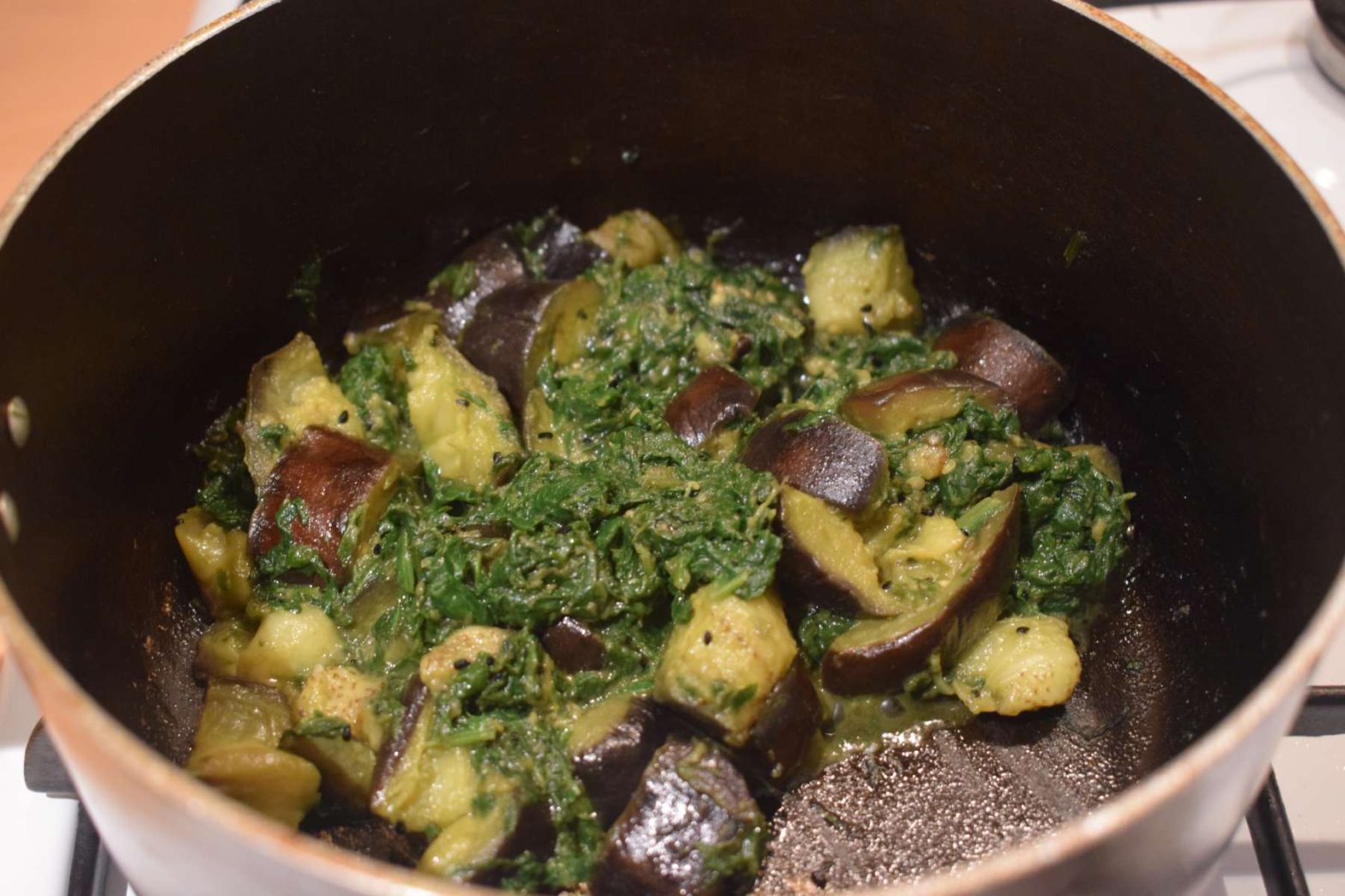 Palong shaak recipe | Begun diye palong shaak | Bengali palak saag ...