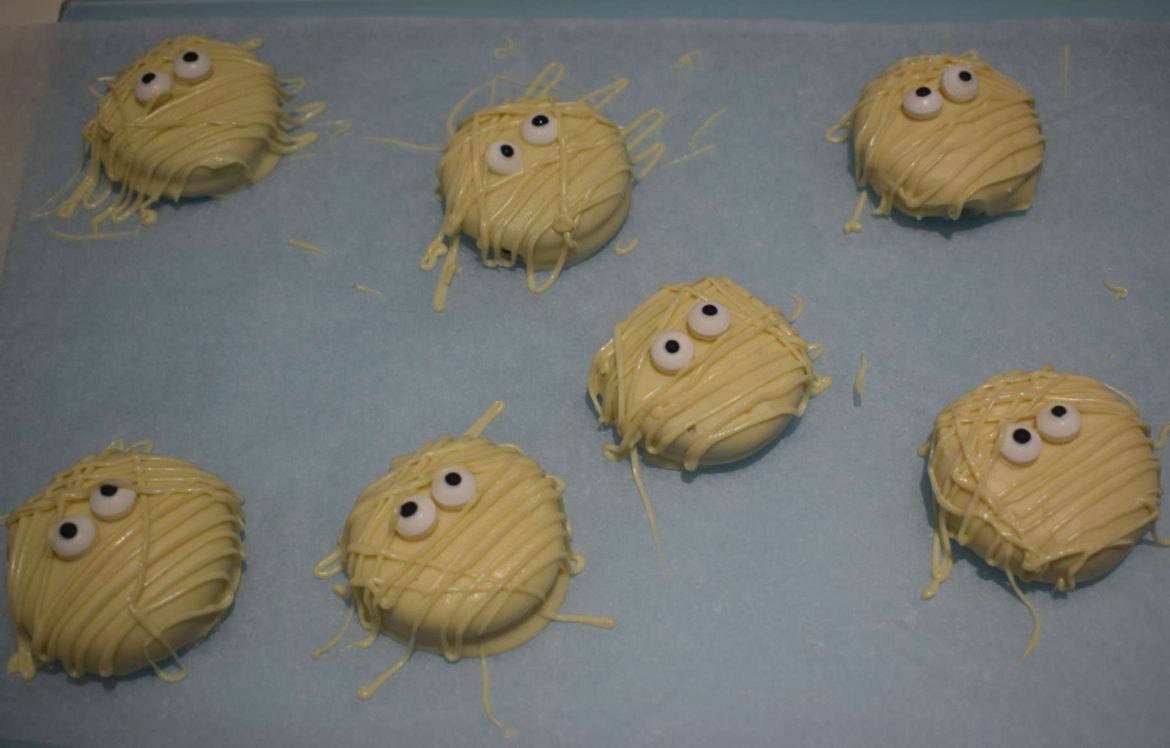 Oreo mummy cookies | Halloween recipes with oreo cookies | Halloween ...
