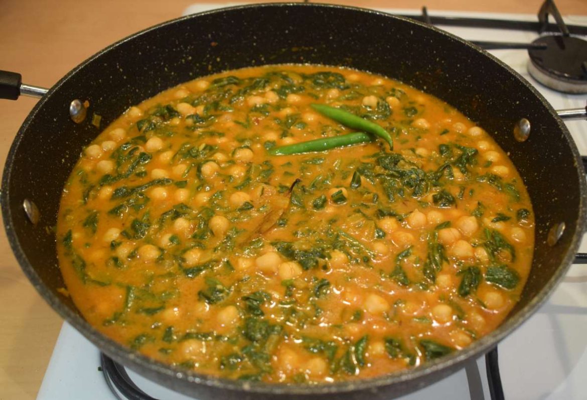 Chole palak recipe | Chana palak | Chickpea and spinach curry - Rumki's ...