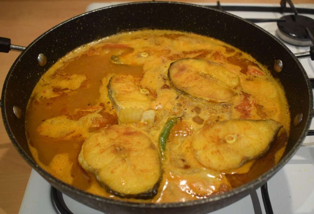 Aar macher jhol | Aar macher recipe | Bengali macher jhol recipe ...