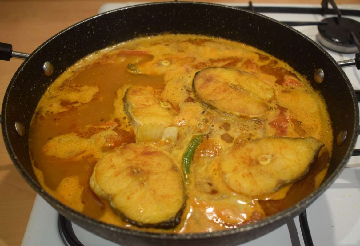 Aar macher jhol | Aar macher recipe | Bengali macher jhol recipe ...