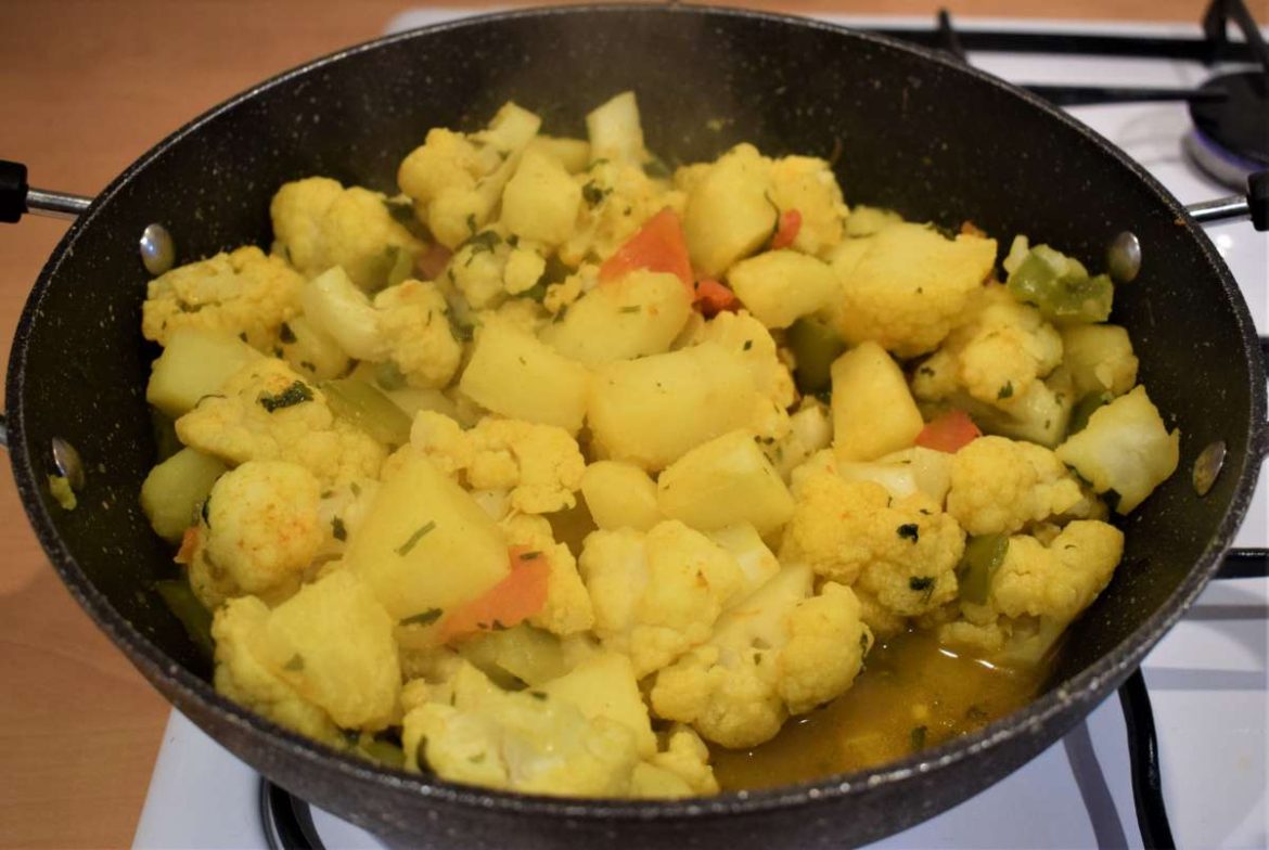 Phulkopir bati chorchori | Bati chorchori recipe | Bengali cauliflower ...