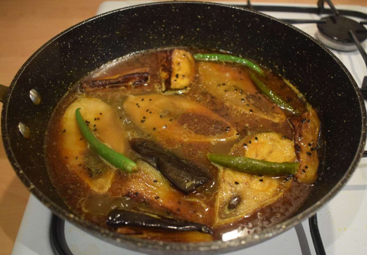 Ilish macher tel jhol | Begun diye ilish macher jhol |Ilish macher jhol ...