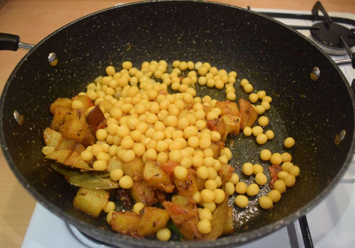 Niramish ghugni | Niramish ghugni recipe Bengali | Ghugni bengali ...