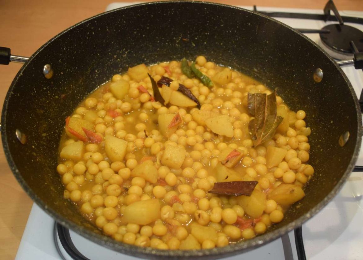 Niramish ghugni | Niramish ghugni recipe Bengali | Ghugni bengali ...