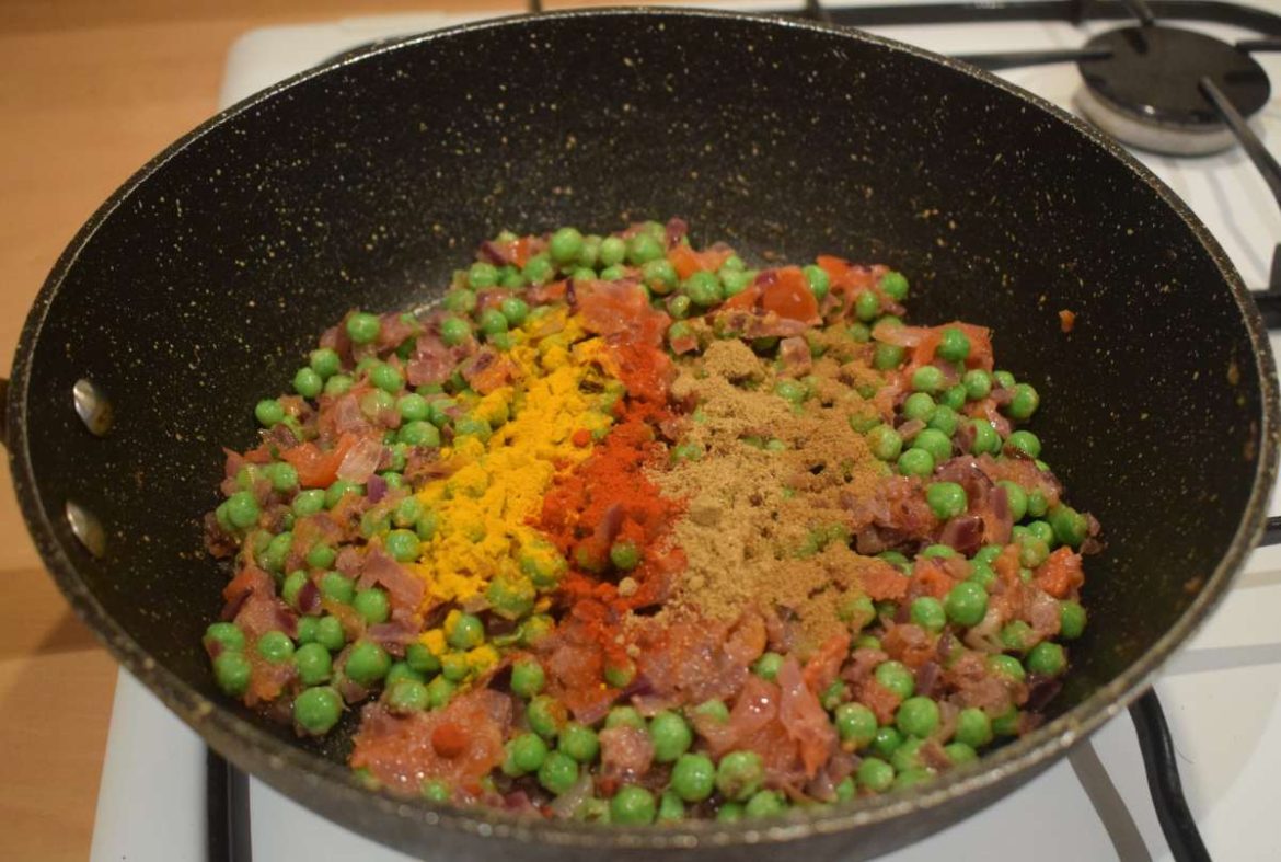 Palak matar recipe | Palak matar ki sabji | How to make palak matar ...