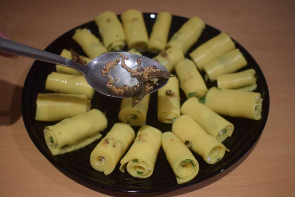 Khandvi recipe| Khandvi Gujarati recipe | How to make Khandvi - Rumki's ...