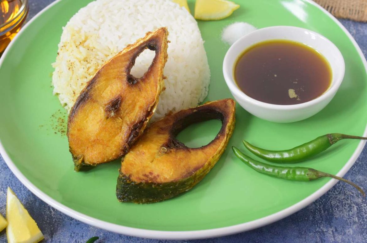 Ilish mach bhaja | Hilsa fish fry - Rumki's Golden Spoon