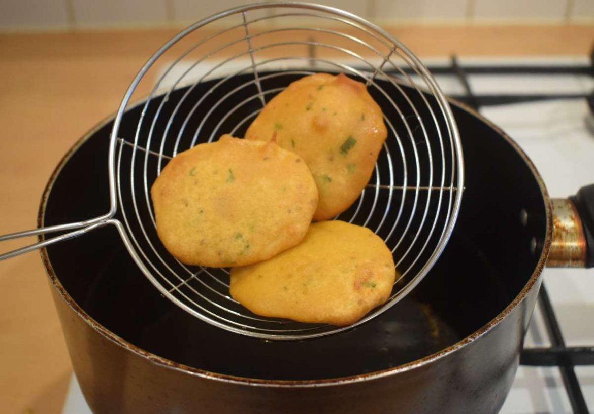 Aloo pakoda | Aloo pakora recipe | Potato pakora - Rumki's Golden Spoon