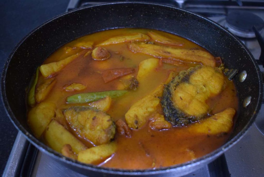 Bori diye macher jhol | Rui macher jhol | Macher patla jhol - Rumki's ...