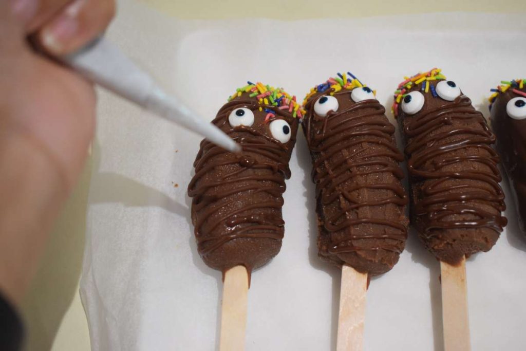 Halloween banana popsicles |Halloween chocolate banana pops | Halloween ...