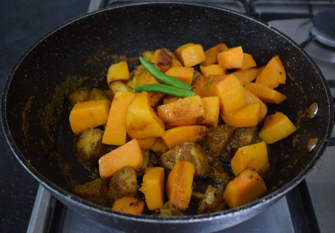 Kumro chingri | Misti kumro recipe | misti kumro diye chingri - Rumki's ...