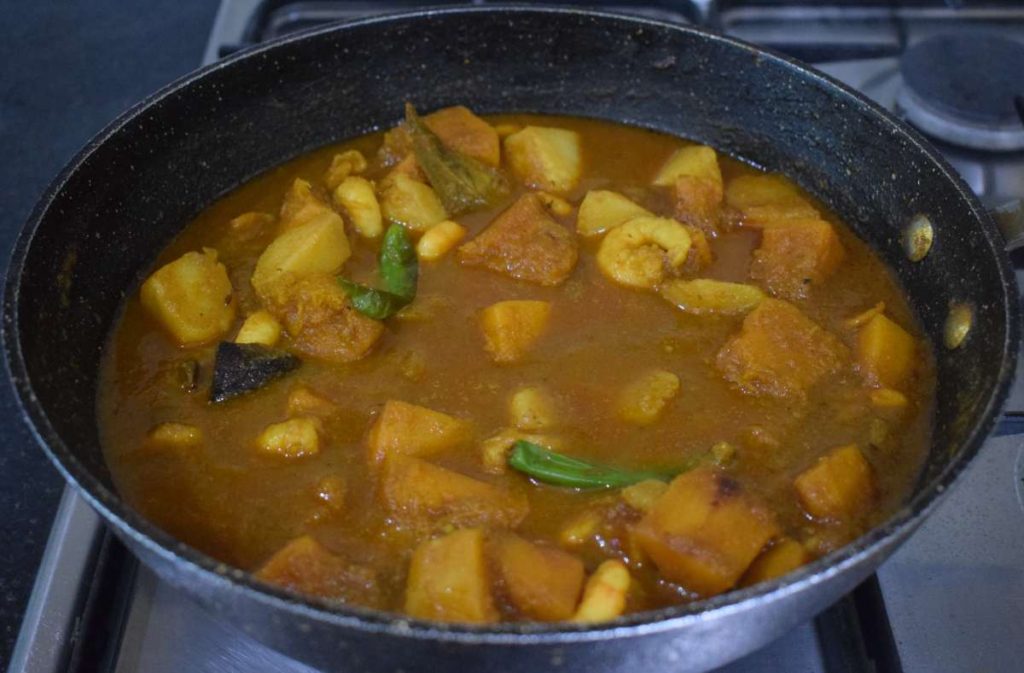 Kumro chingri | Misti kumro recipe | misti kumro diye chingri - Rumki's ...