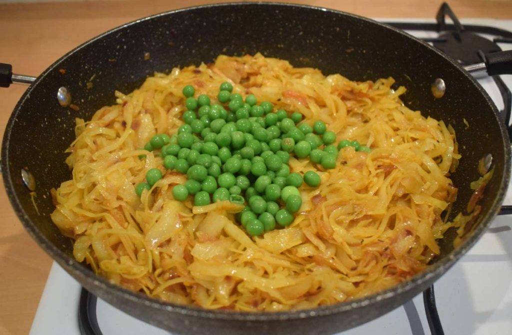 Patta gobhi ki sabji | Cabbage matar recipe | Cabbage stir fry - Rumki ...
