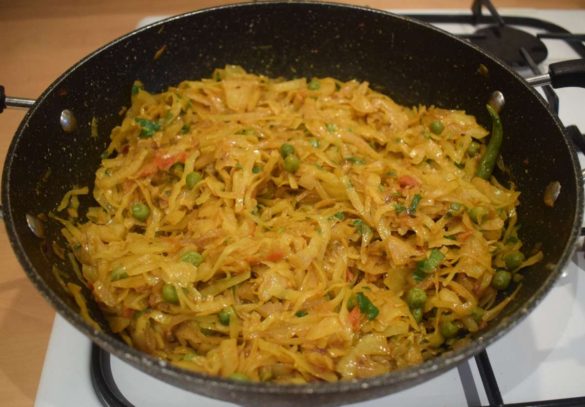 Patta gobhi ki sabji | Cabbage matar recipe | Cabbage stir fry - Rumki ...