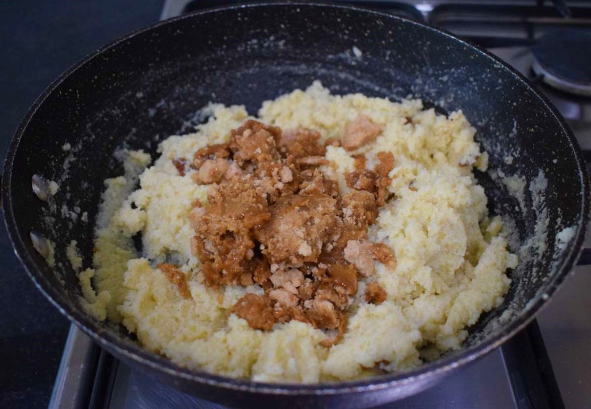 Nolen gur diye suji | Bengali suji recipe | Nolen gur recipes - Rumki's ...