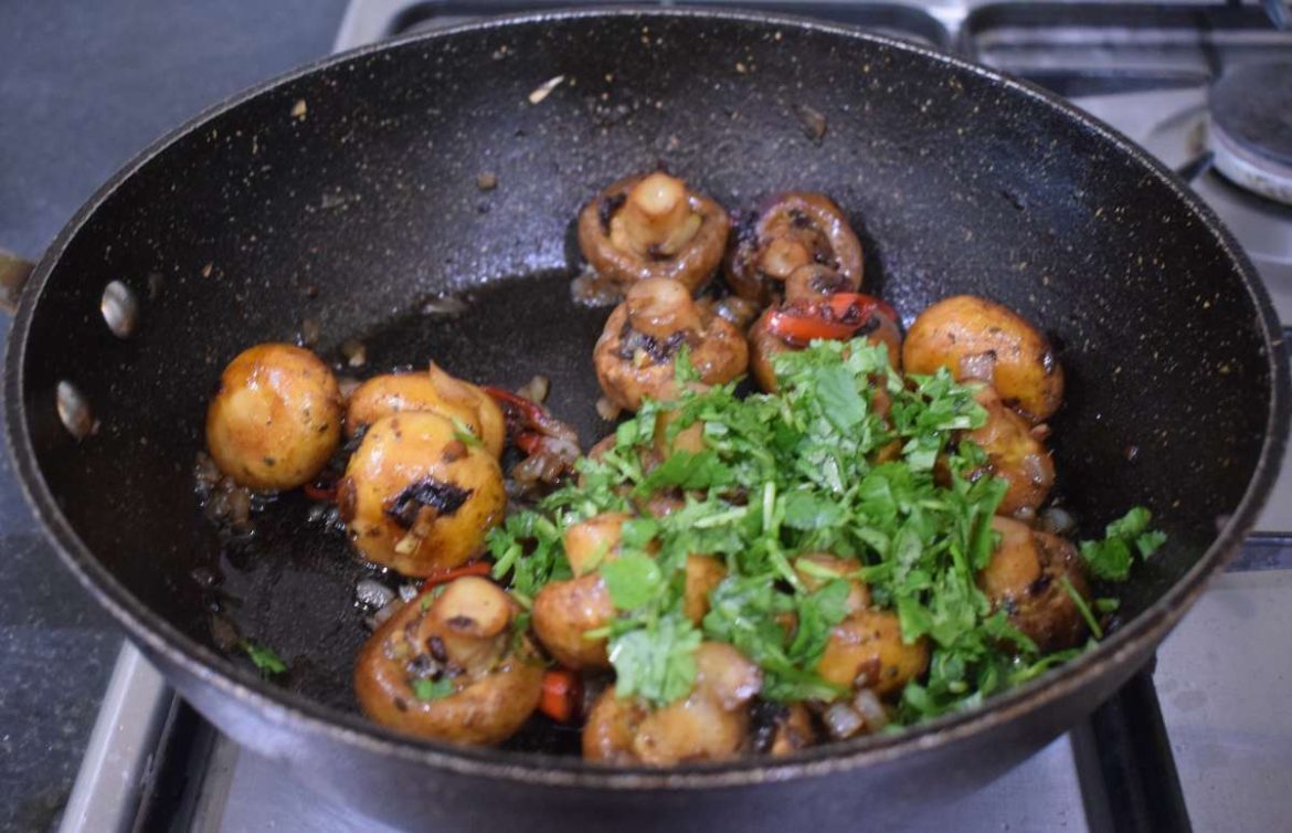 Sauteed mushrooms with garlic | Garlic mushroom | How to make garlic ...