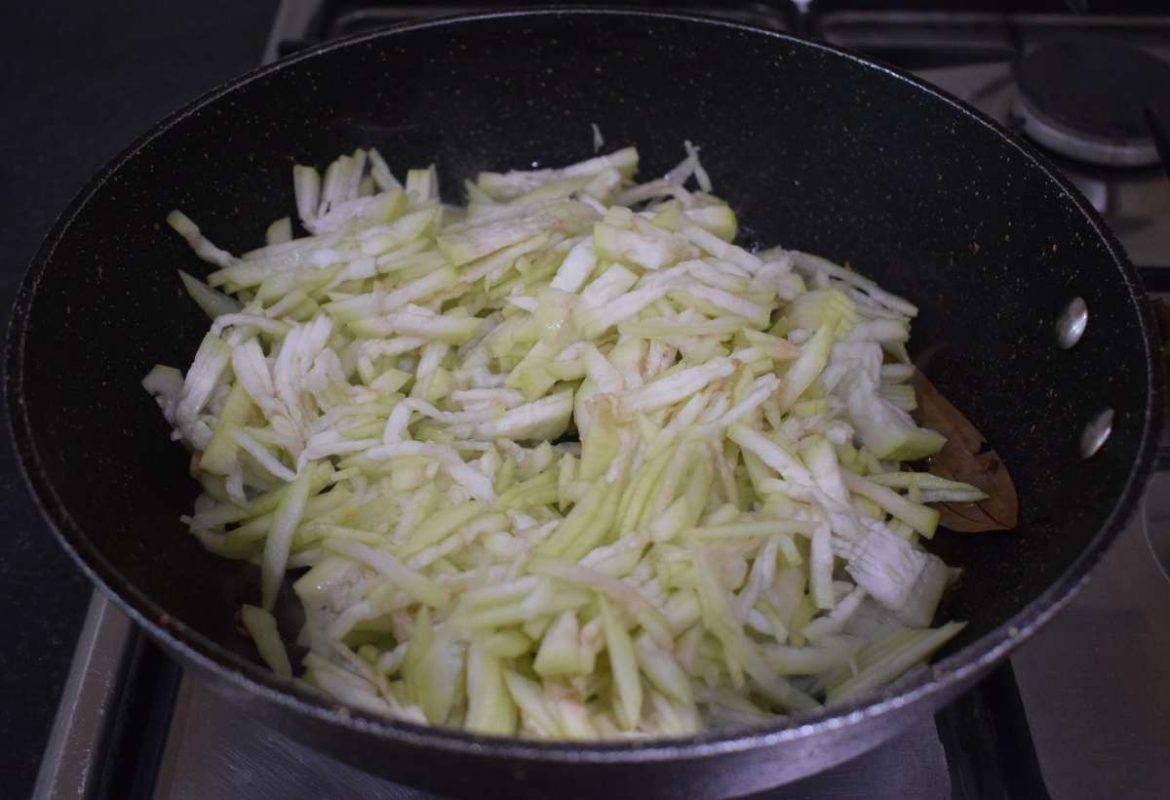 Gobindobhog chal diye lau ghonto | Lau ghonto with chal | Lau er ghonto ...