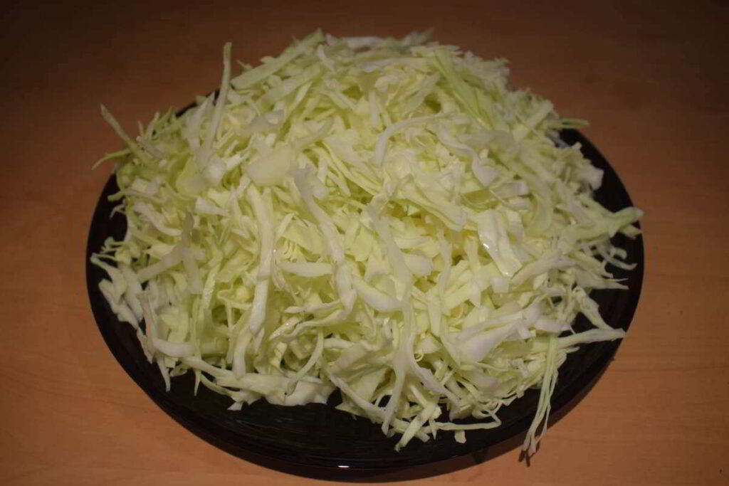 Chingri mach diye bandhakopi | Bandhakopi Chingrir ghonto | Cabbage ...