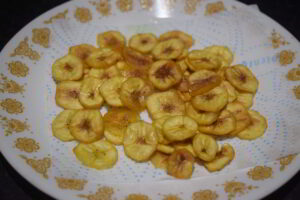 Kacha kola bhaja | Crispy kacha kolar chips | Kacha kola recipe - Rumki ...