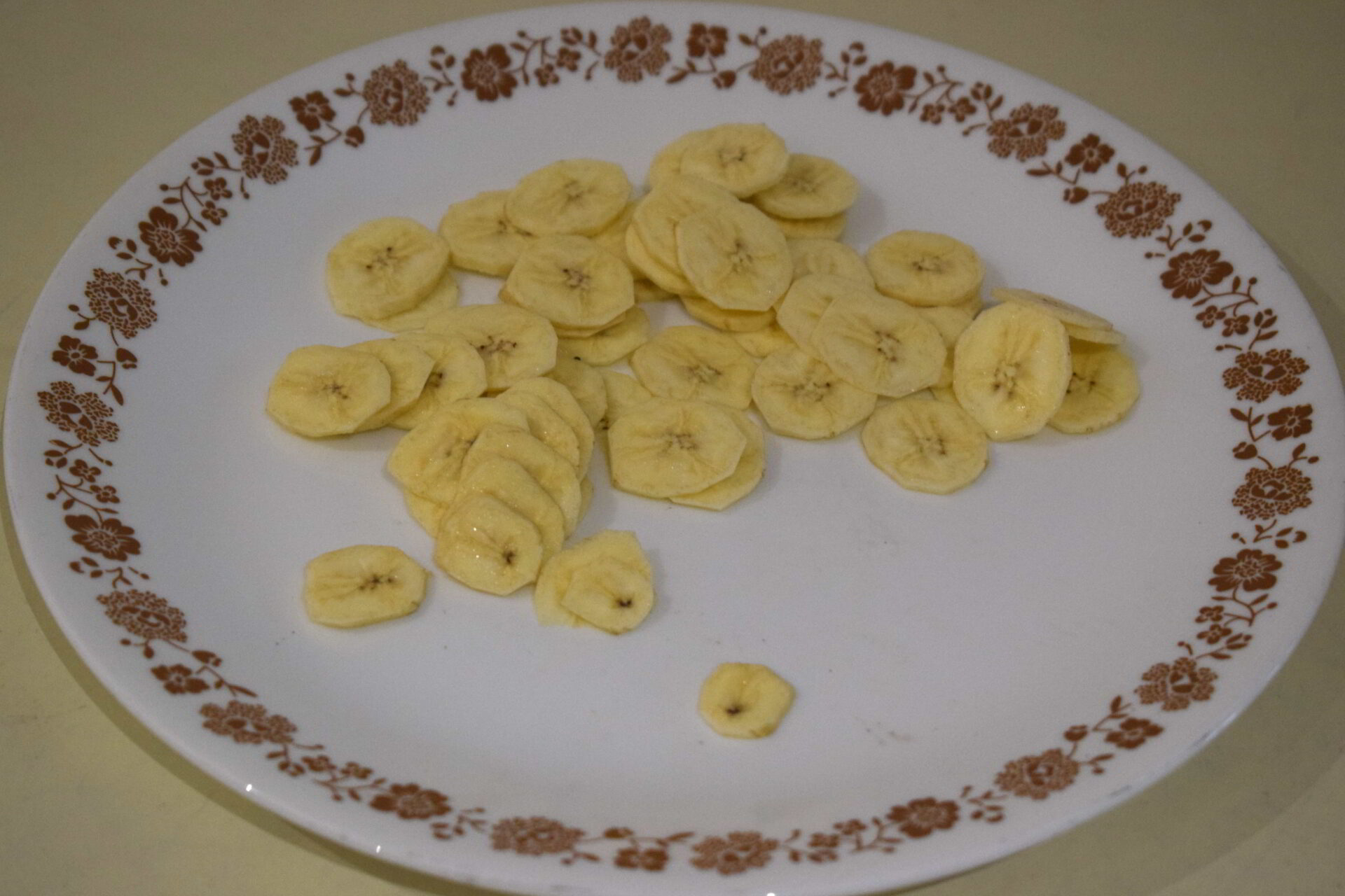 Kacha kola bhaja | Crispy kacha kolar chips | Kacha kola recipe - Rumki ...