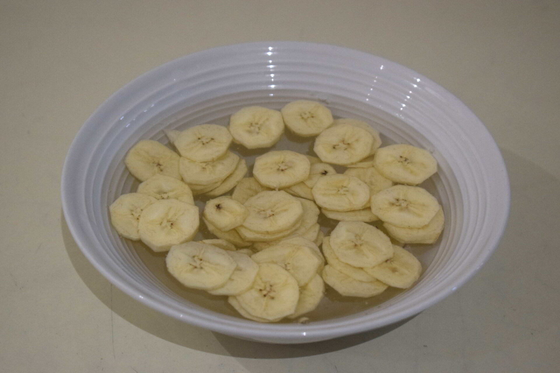 Kacha kola bhaja | Crispy kacha kolar chips | Kacha kola recipe - Rumki ...