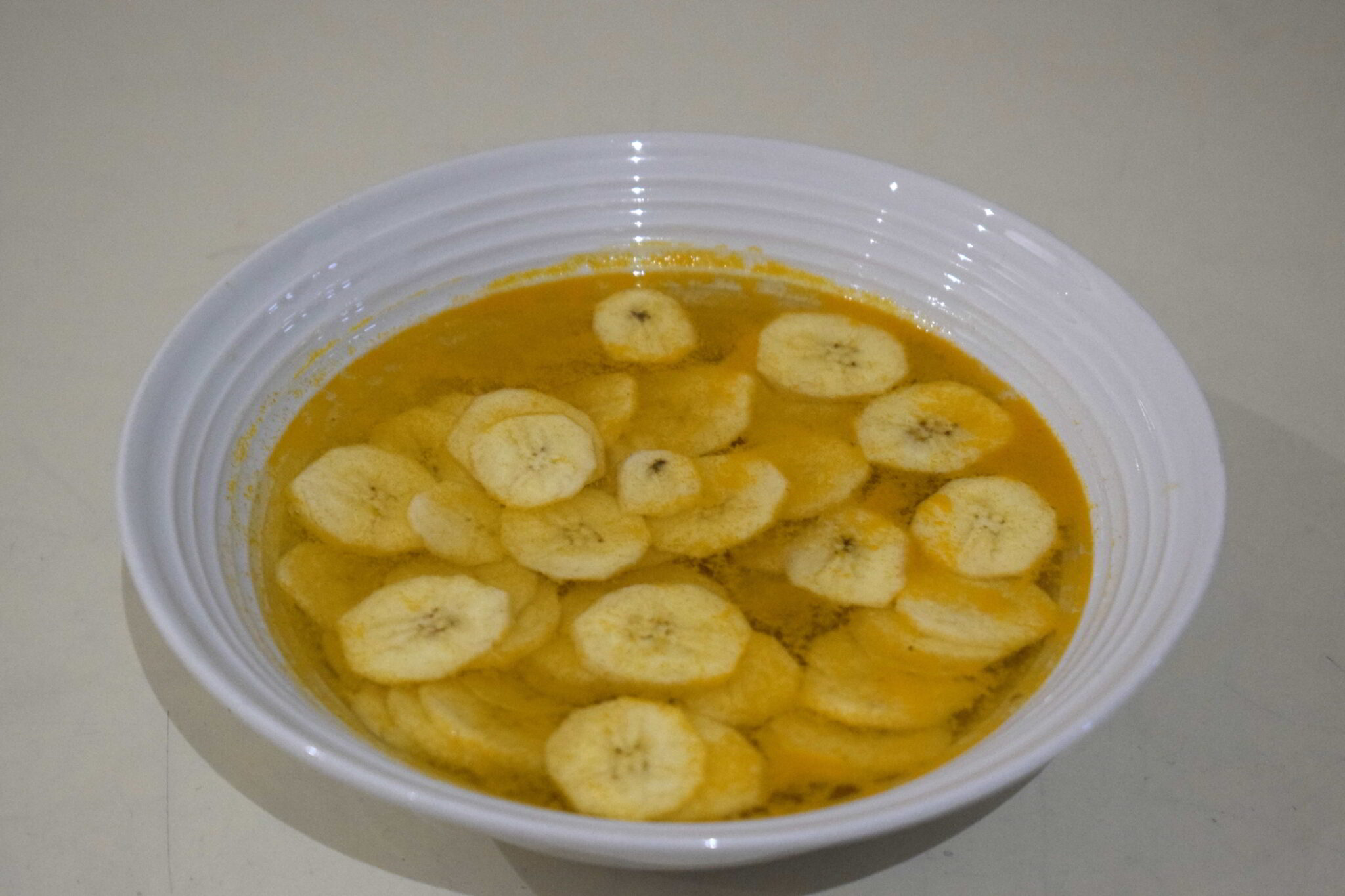 Kacha kola bhaja | Crispy kacha kolar chips | Kacha kola recipe - Rumki ...