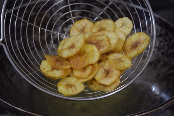 Kacha kola bhaja | Crispy kacha kolar chips | Kacha kola recipe - Rumki ...