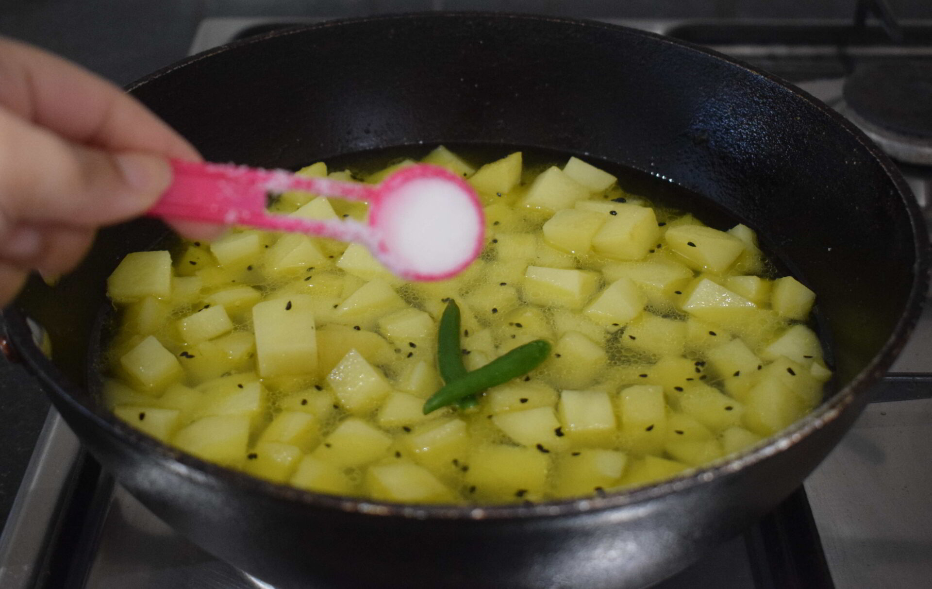 Sada aloo tarkari | Sada aloo chorchori | Bengali aloo chorchori ...