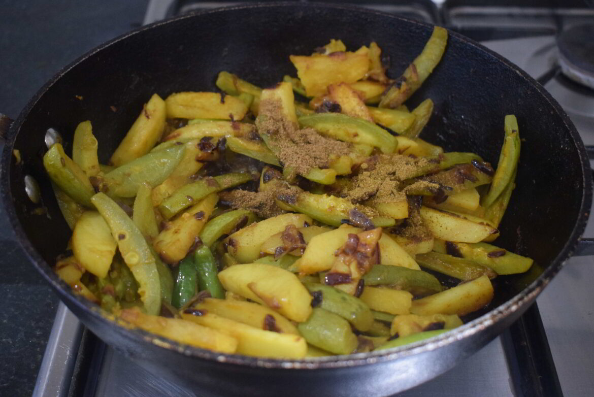 Aloo parwal ki bhujia | Aloo parwal dry sabji | Aloo parwal recipe ...